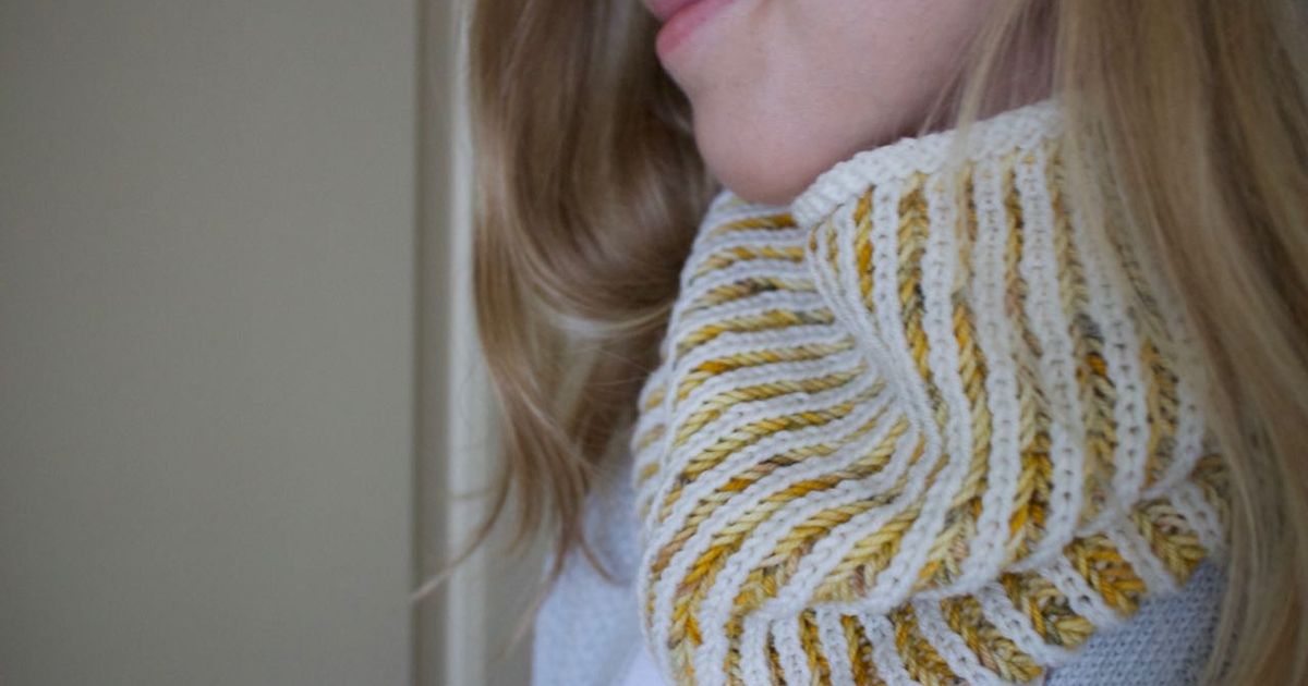 Two-color brioche cowl, finished